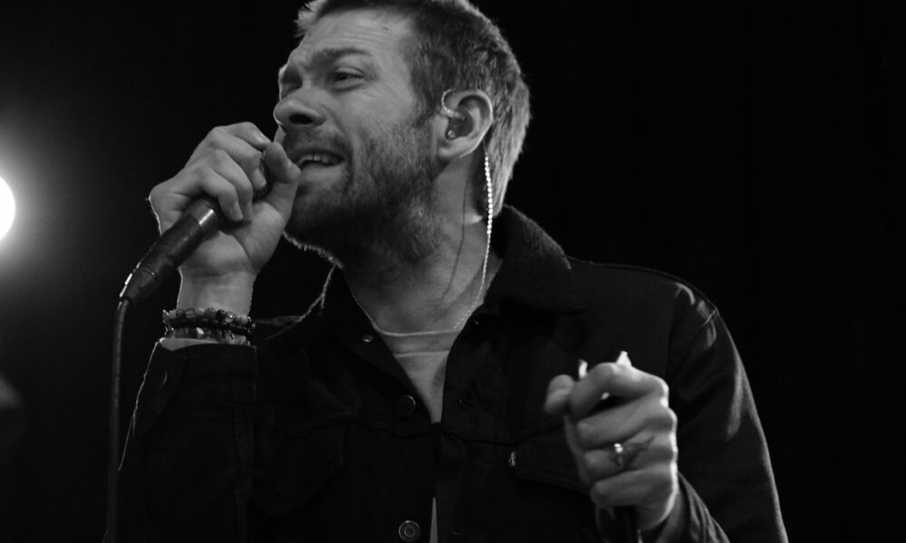 Tom Meighan muestra su sangre de rockstar en “Shout it out” – ultrabrit