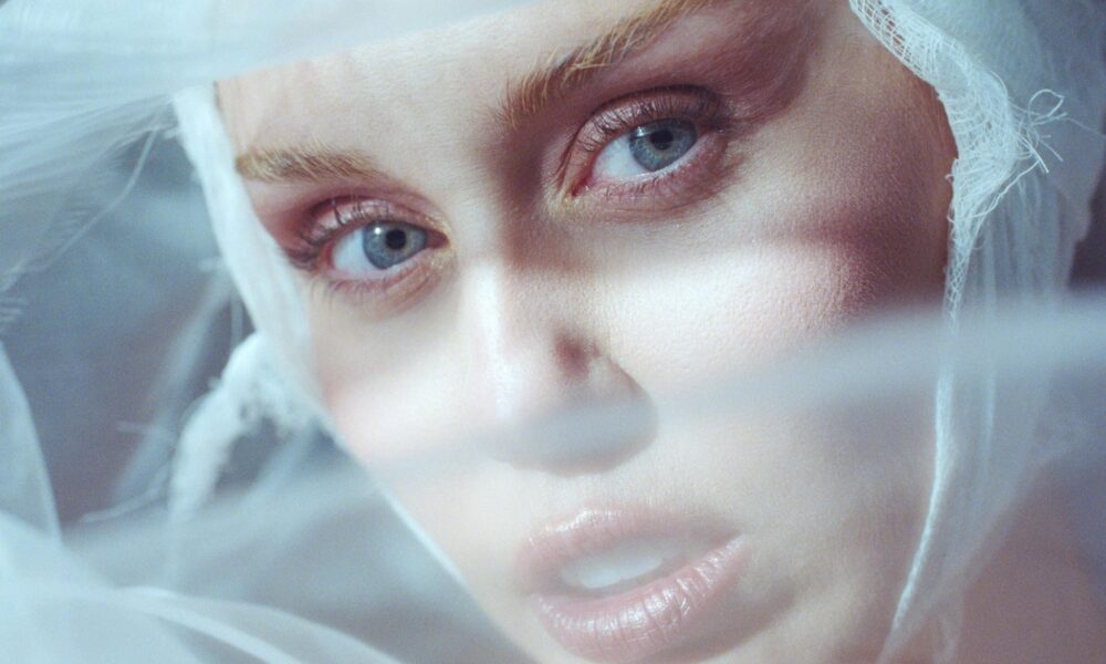Miley Cyrus sigue presentando la versión deluxe de “Something Beautiful ...